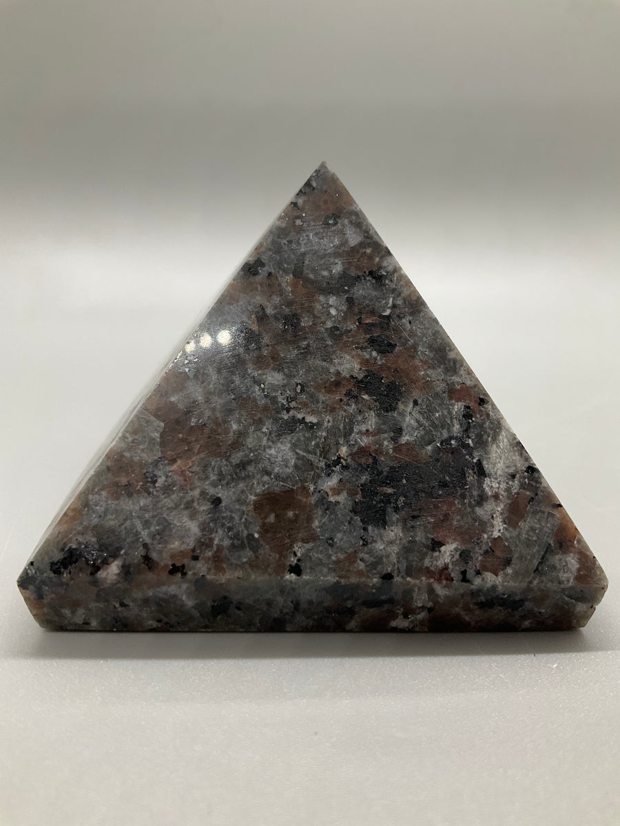 Yooperlite Fluorescent Pyramid – Earth Gems Ltd